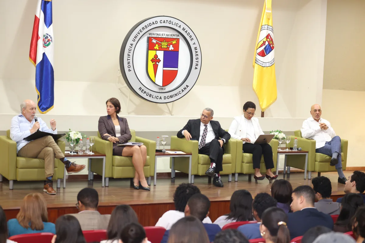 Periodistas y abogados debaten proyecto de ley de libertad de expresión y medios digitales en la ...